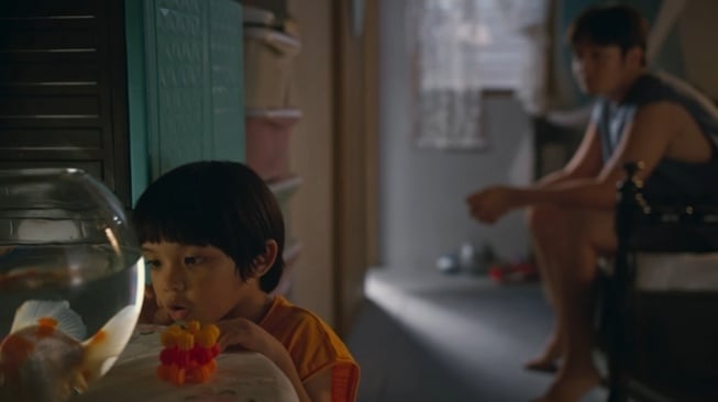 Review Film Dua Hati Biru, Pernikahan usia muda yang penuh konflik ...